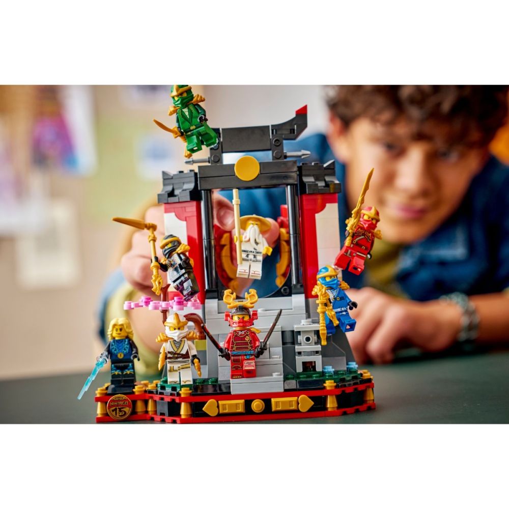 LEGO® Ninjago - Model pentru etalare cu personaje ninja la a 15-a ...